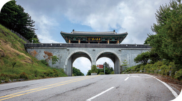고즈넉한 산골 정취 만끽하며 너른 잔디 위 별 헤는 밤